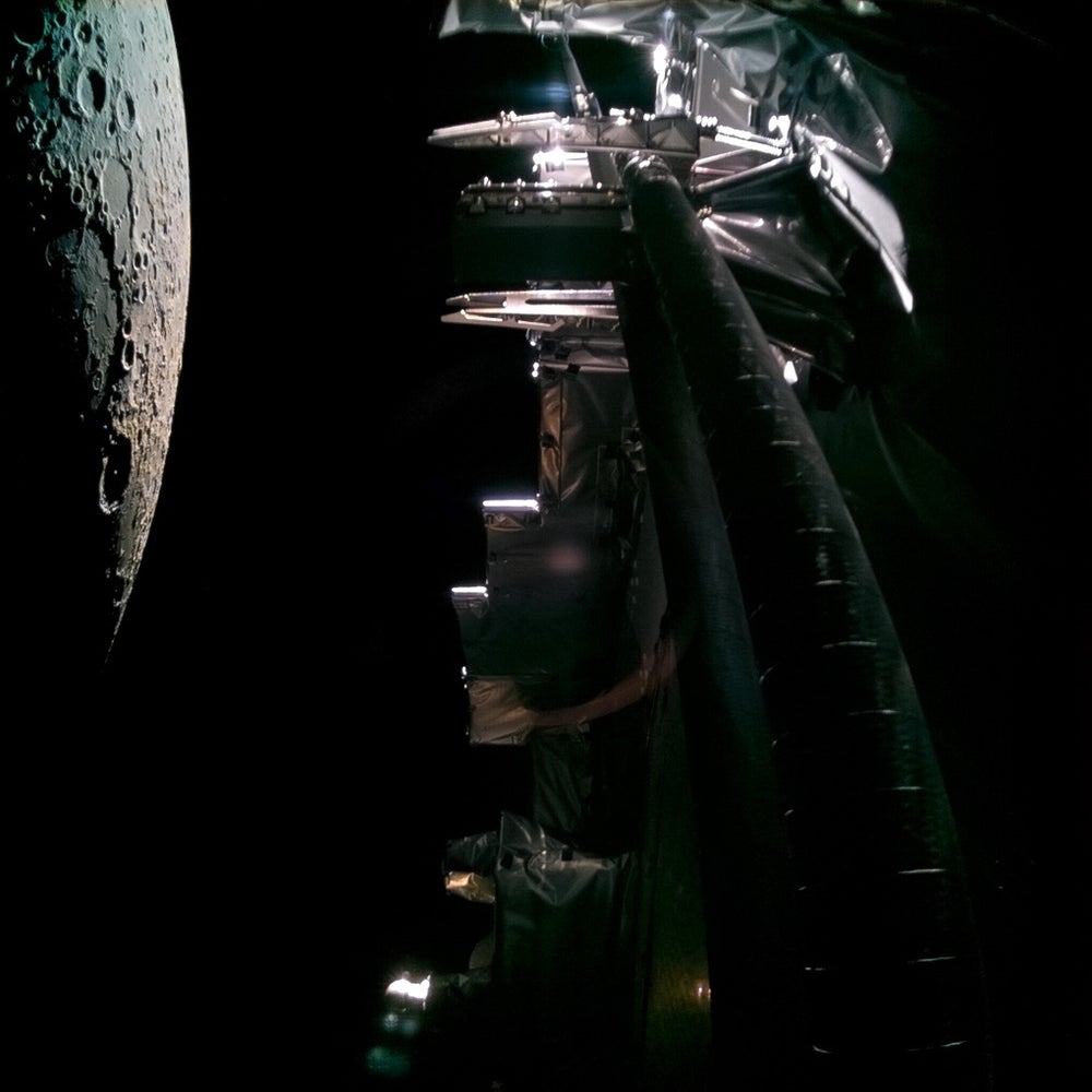 Europe's JUICE Jupiter Probe Zooms past the Moon in Historic Flyby ...